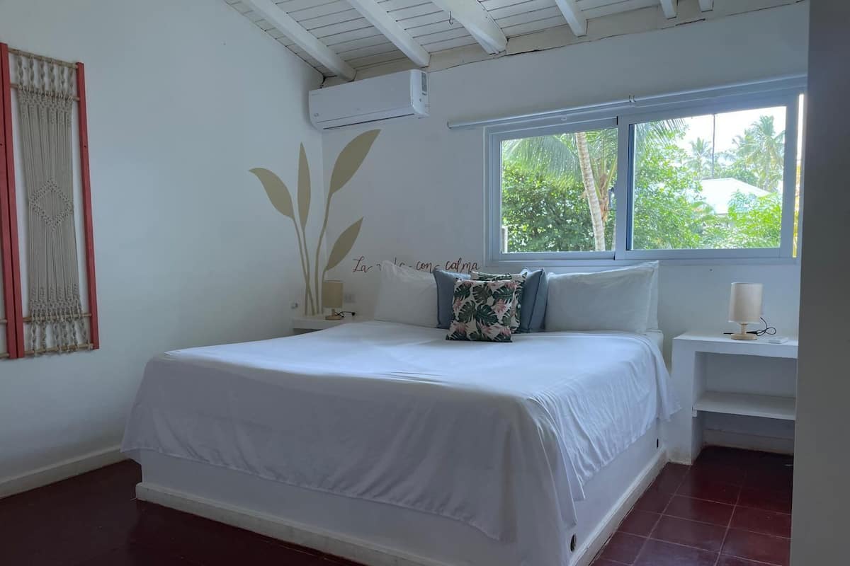 Quarto Clássico com Cama de Casal, vista para o jardim