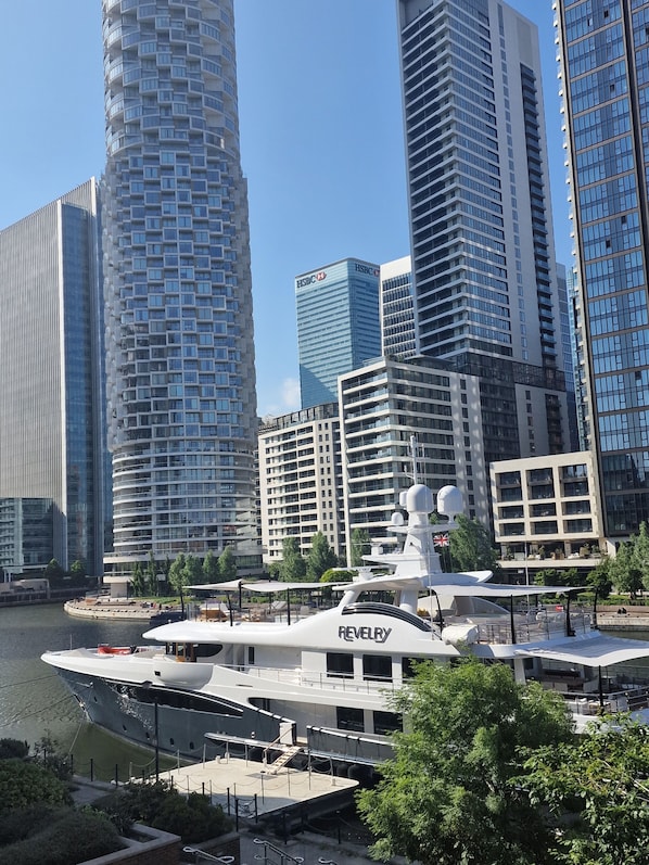 Paisagem urbana moderna com edifícios altos, incluindo um edifício HSBC de destaque.