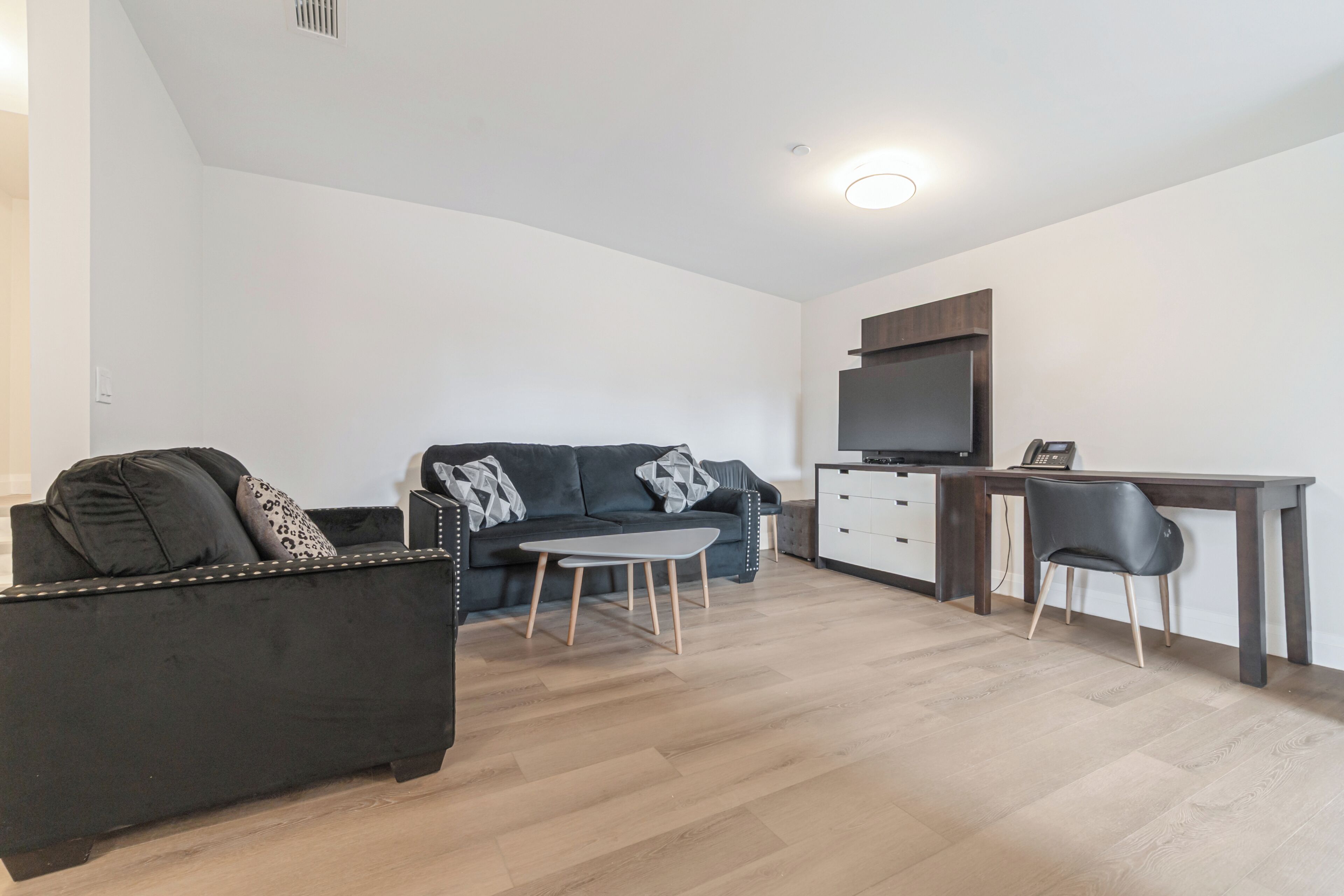 Unit 8 - Modern Fully Furnished 3 Bedroom Apartment - Markham, Canada