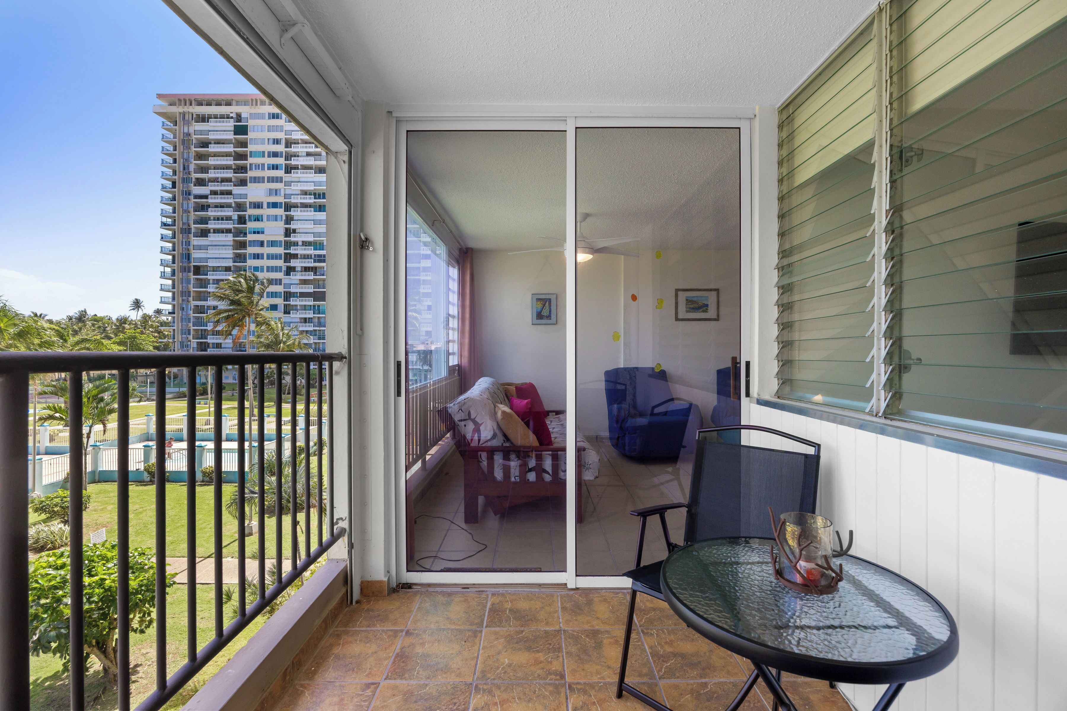 Apartamento luxo, sacada, vista para a piscina | Sacada