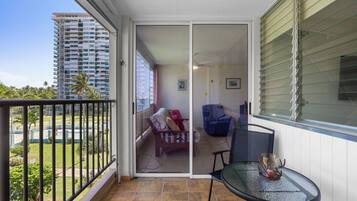 Apartamento luxo, sacada, vista para a piscina | Sacada