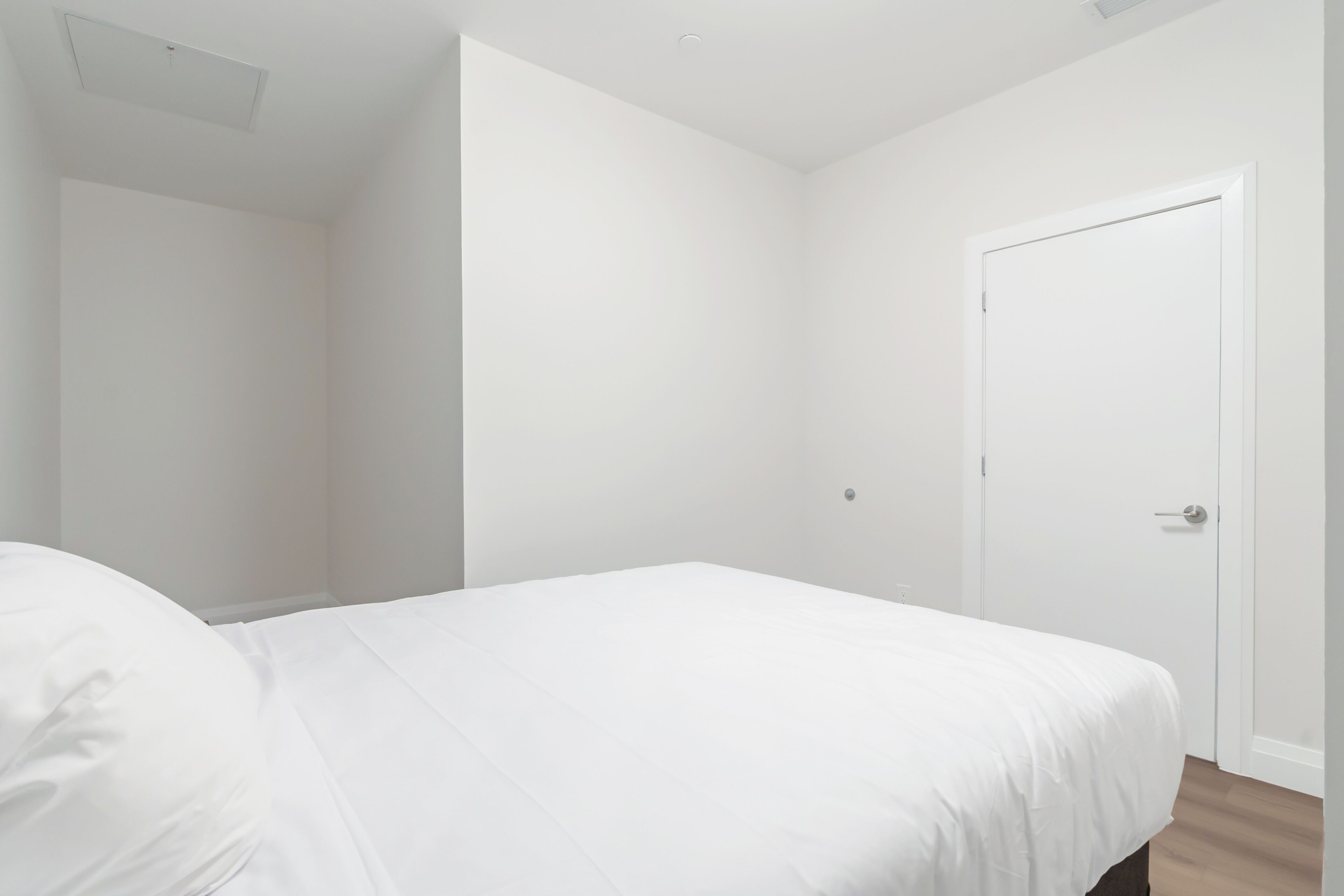 Unit 2 - Modern Fully Furnished 1 Bedroom Apartment - Pickering
