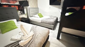 Quarto Quádruplo Básico | Roupa de cama fornecida