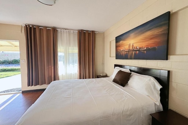 Quarto solteiro econômico, 1 cama Queen | Cortinas blackout, quartos à prova de som, ferros/tábuas de passar roupa