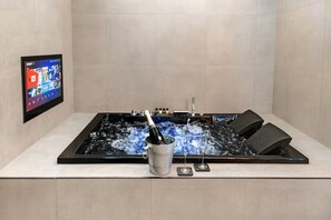 Apartamento Romântico, pátio, vista para o pátio | Casa de banho | Chinelos 