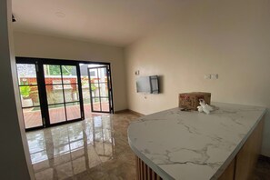 Villa, 2 quartos | Sala de estar | Televisor de ecrã plano de 32 polegadas com canais por cabo 
