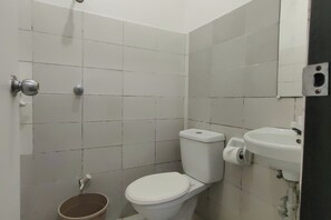 Quarto Duplo Standard | Casa de banho | Um polibã, um chuveiro fixo, artigos de higiene pessoal grátis, um bidé 