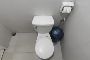 Quarto Familiar | Casa de banho | Um polibã, um chuveiro fixo, artigos de higiene pessoal grátis, um bidé 