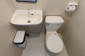 Quarto Duplo Superior | Casa de banho | Um polibã, um chuveiro fixo, artigos de higiene pessoal grátis, um bidé 