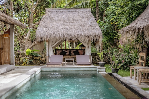 Piscina externa, guarda-sóis, espreguiçadeiras