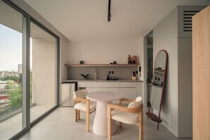 Estúdio, 1 cama King, sacada | Sala de jantar