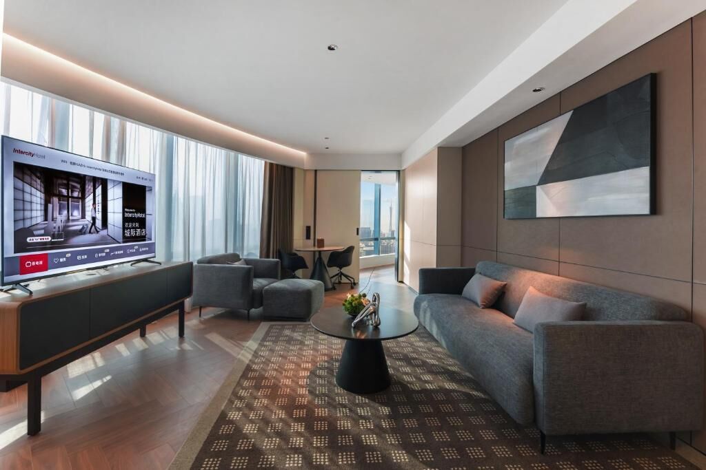 Suíte superluxo, vista para a cidade | Área de estar | Smart TV 65 polegadas com canais a cabo