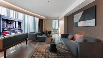 Suíte superluxo, vista para a cidade | Área de estar | Smart TV 65 polegadas com canais a cabo