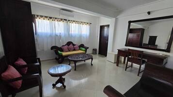 Quarto Deluxe, vista para o jardim | Sala de estar