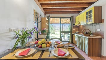 Apartamento família, 1 quarto, ar-condicionado (Eucalipto Apartment with Shared Pool,) | Sala de jantar