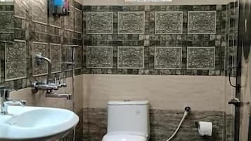 Casa de banho com lavatório, sanita e janela.