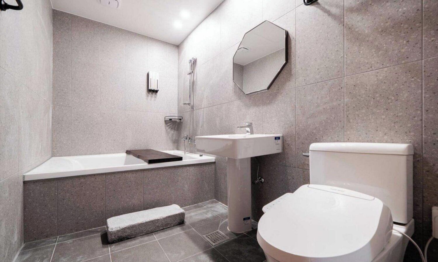Semi-Special Room(Sauna) | Banheiro | Secador de cabelo, bidê, toalhas de banho, shampoo