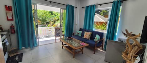 Apartamento | Sala de estar | TV de ecrã plano