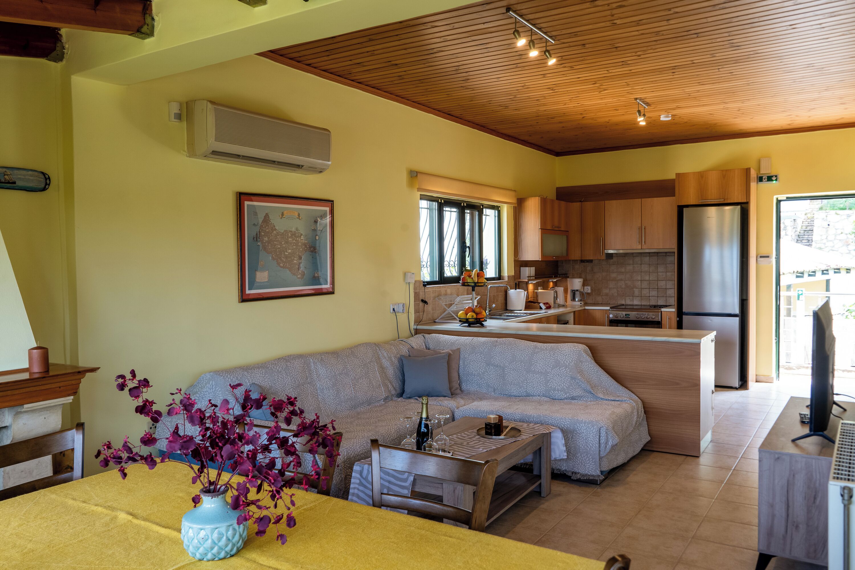Apartamento Familiar | Sala de estar | Smart TV de 43 polegadas com canais por cabo 