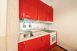Apartamento, vista para o jardim | Cozinha privada | Máquina de café expresso, geladeira, fogão, cooktop