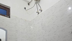 Casa de banho com sanita, espelho e lavatório.