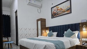 Quarto moderno com cama, mesa de cabeceira e um quadro na parede.