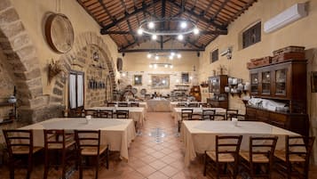 Pequeno-almoço tipo buffet diário mediante uma taxa