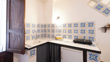 Apartamento Superior | Cozinha privada | Um frigorífico, uma placa de cozinha, uma cadeira de bebé