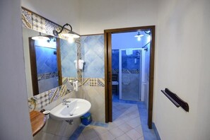 Estúdio, vista para o jardim | Casa de banho | Um polibã, um secador de cabelo, toalhas fornecidas, sabão 