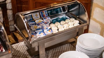 Pequeno-almoço tipo buffet diário mediante uma taxa