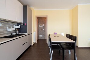 Apartamento, varanda, Vista para a cidade | Cozinha privada | Um frigorífico, um micro-ondas, uma placa de cozinha 