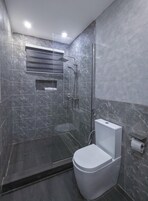 Quarto econômico, sacada, vista para a cidade | Banheiro | Produtos de toalete grátis, toalhas de banho, sabonete, shampoo