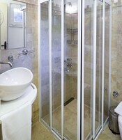 Secador de cabelo, sabonete, shampoo, papel higiênico