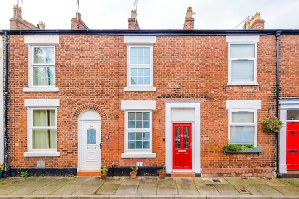 New Stylish Home Amazing Location Sleeps 6 - Chester, UK