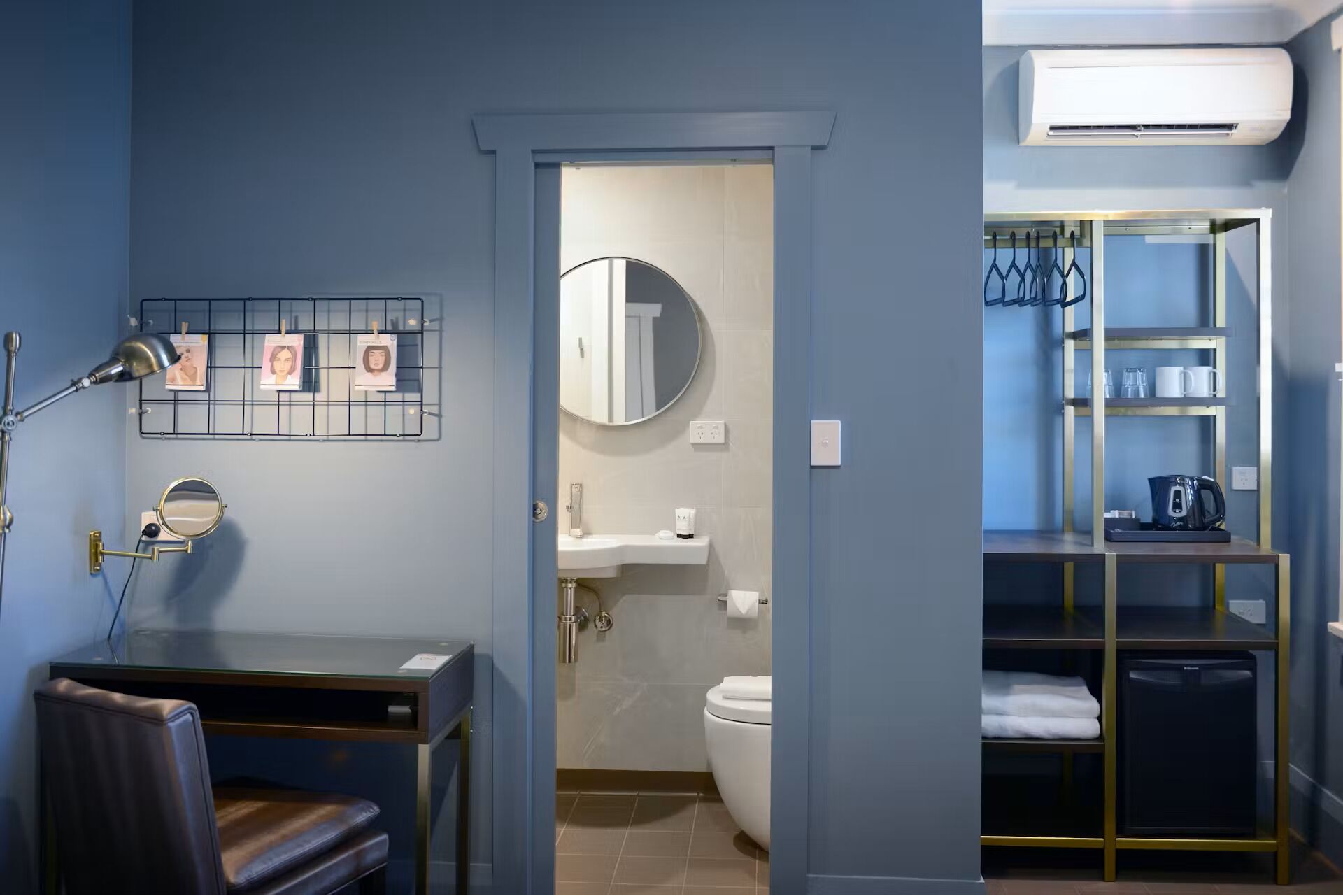 Quarto casal com design assinado | Banheiro