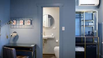 Quarto casal com design assinado | Banheiro