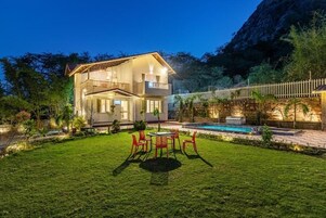 Villa Deluxe, varanda, vista para o jardim | Refeições ao ar livre