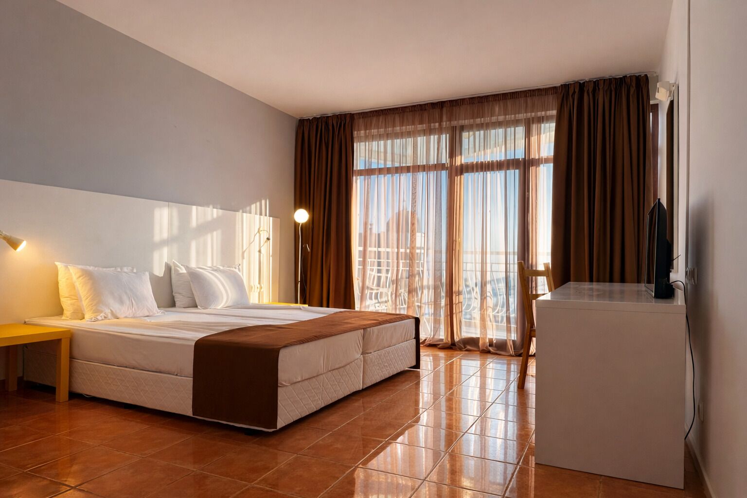 Quarto casal ou duplo standard, sacada, vista para o jardim