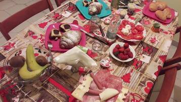 Quarto família, sacada, vista para a montanha | Opções para refeição