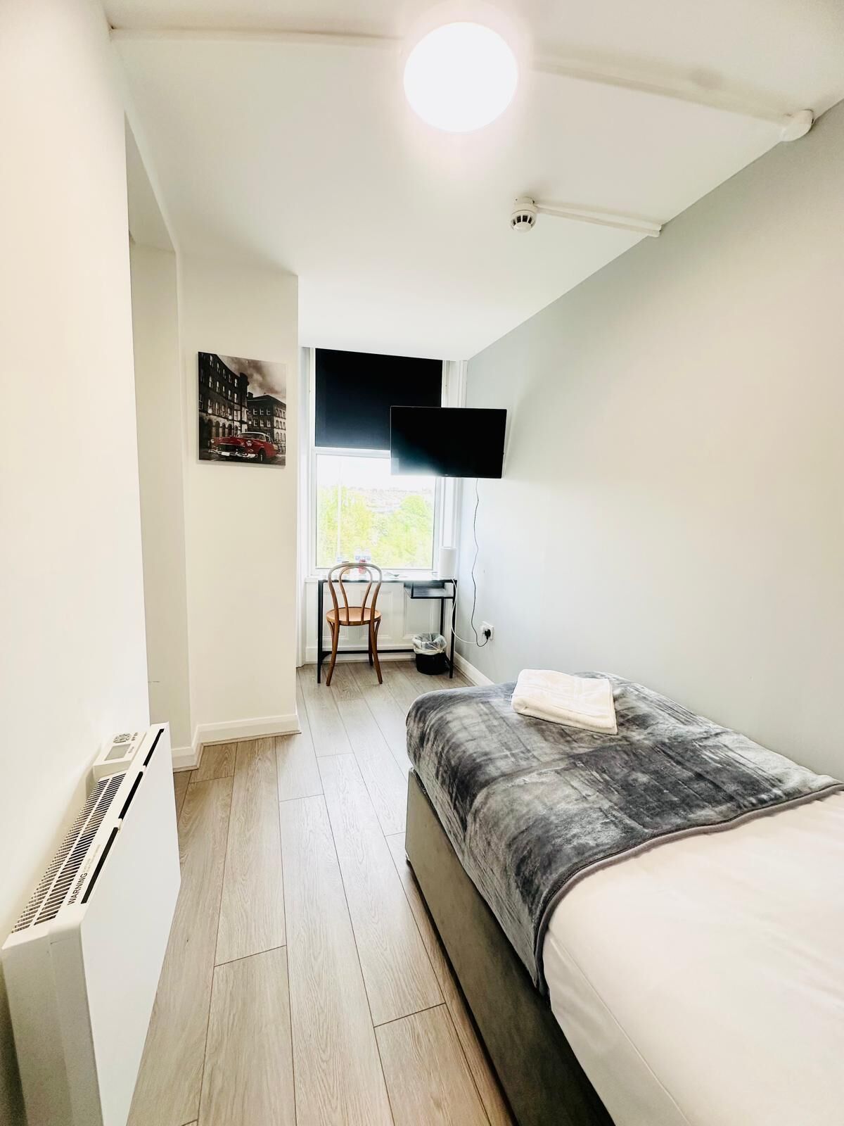 Quarto Individual, 1 cama individual, não fumadores, casa de banho anexa | Secretária, Wi-fi grátis, roupa de cama fornecida 