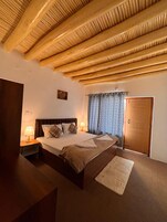 Quarto casal ou duplo luxo, vista para a montanha | Escrivaninha, Wi-Fi de cortesia