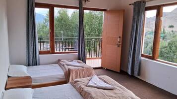 Quarto casal conforto, banheiro privativo, vista para a montanha