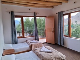 Quarto casal ou duplo luxo, vista para a montanha | Escrivaninha, Wi-Fi de cortesia