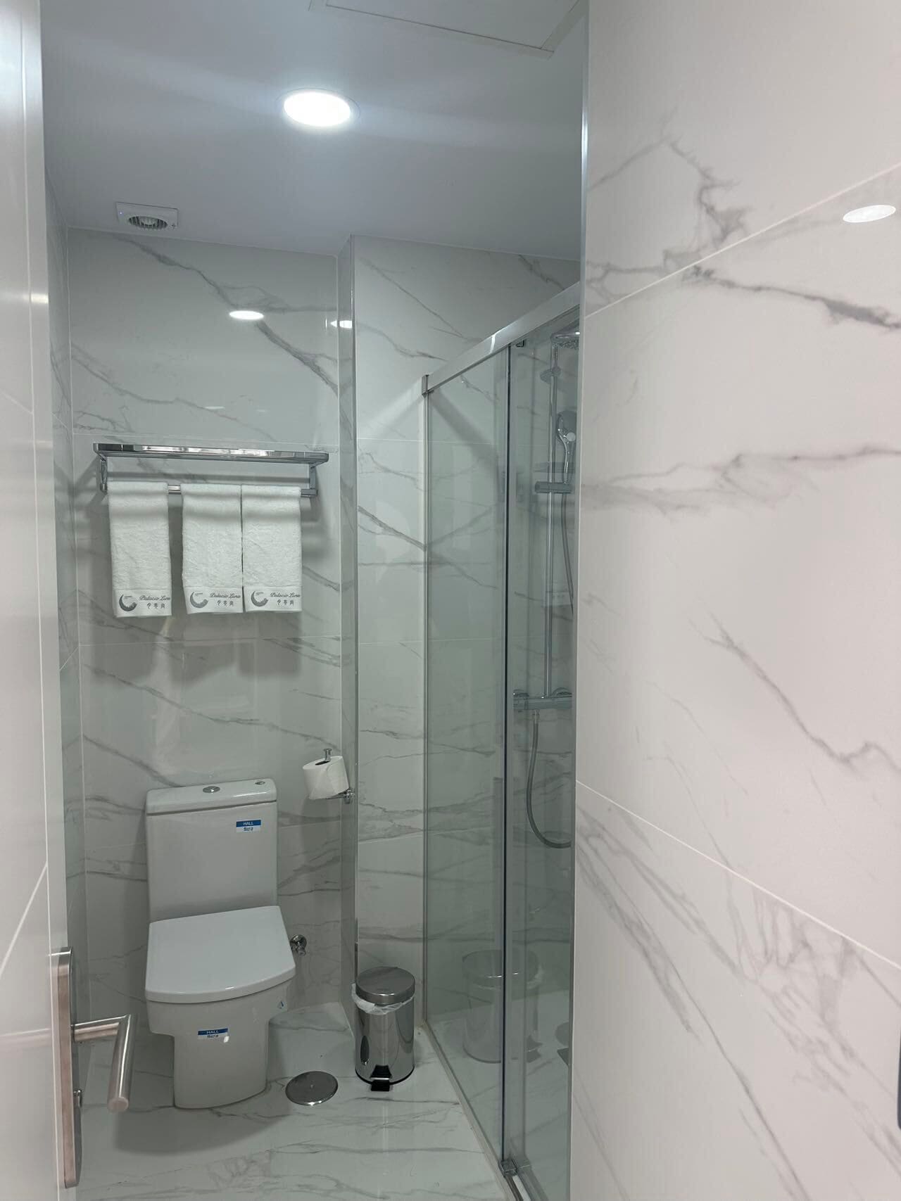 Quarto Triplo Deluxe | Casa de banho | Um secador de cabelo, toalhas fornecidas, champô, papel higiénico 