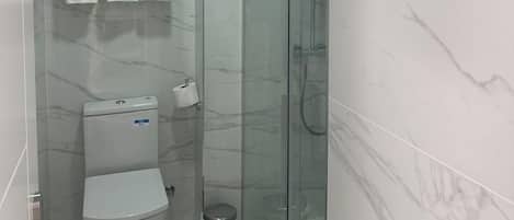 Quarto Triplo Deluxe | Casa de banho | Um secador de cabelo, toalhas fornecidas, champô, papel higiénico