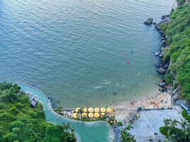 Na praia, guarda-sóis, 2 bares na praia