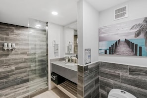 Quarto Twin Comfort, vista parcial para o oceano | Casa de banho | Toalhas fornecidas, sabão, champô, papel higiénico