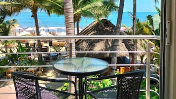 Quarto Quádruplo Standard, varanda, vista para o oceano | Refeições ao ar livre