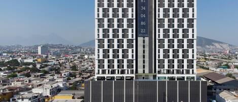 Um edifício moderno com uma placa de destaque exibindo 'Mitt' e uma série de números.