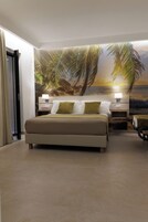Quarto Triplo Superior, vista para o jardim | Cofre com capacidade para portátil, secretária 